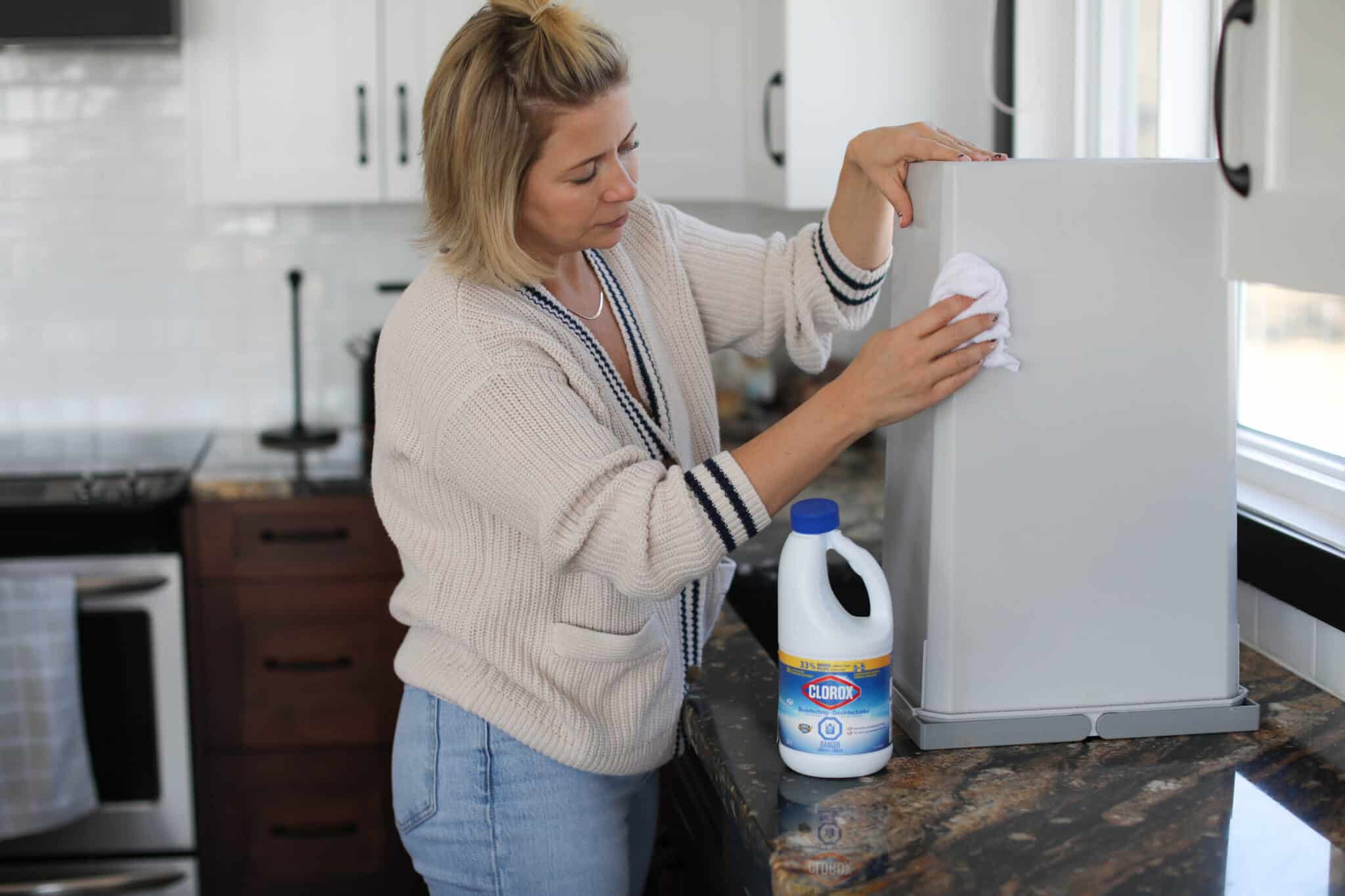 A Simple Method for Cleaning Your Garbage Cupboard - House Work